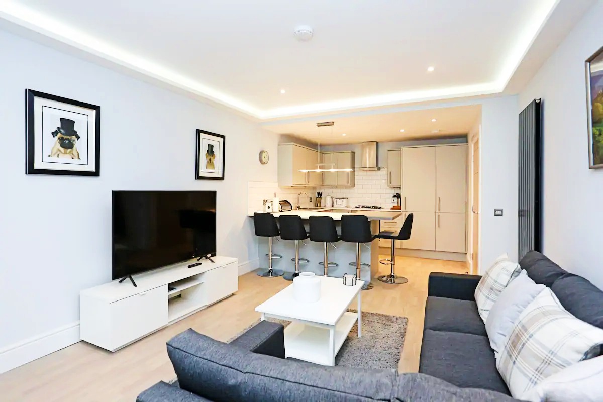 Modern 3 Bedroom Apartment, West End - Rentir